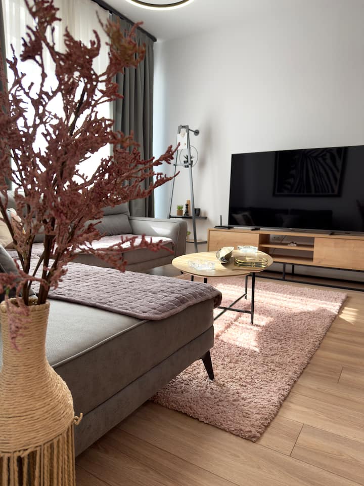 Spacious 3-bedroom • Free Parking • Walk To Center - Tirana