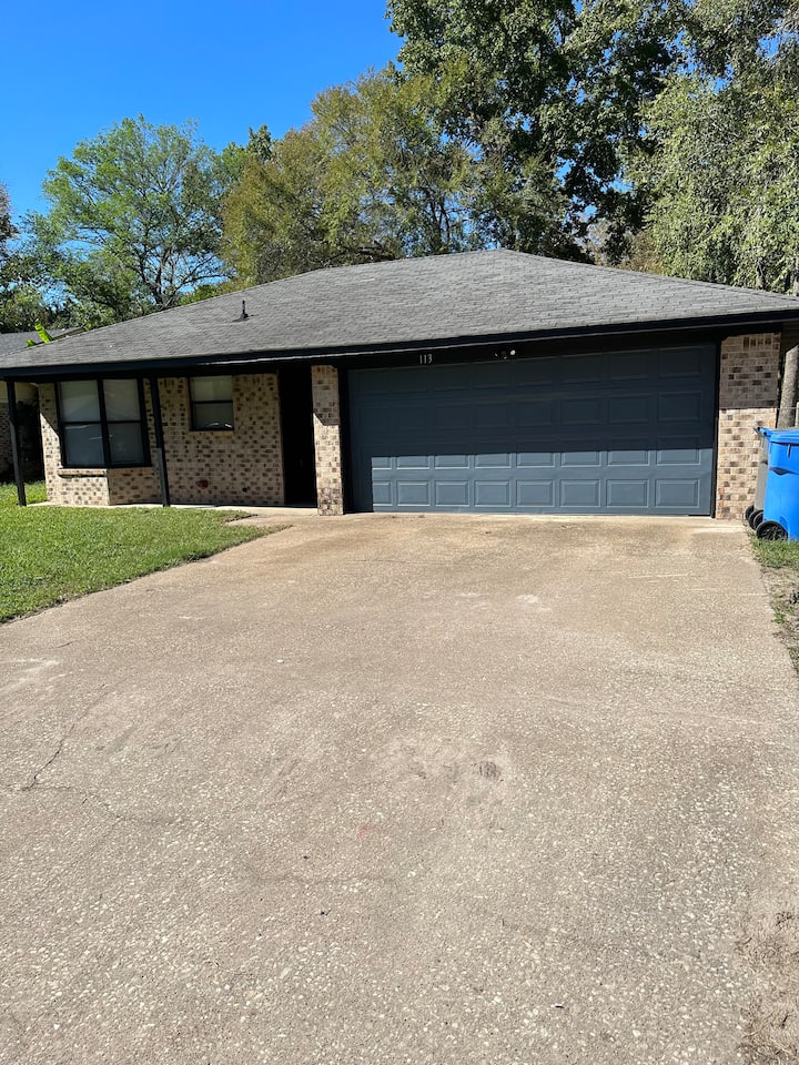 Blue Doors Home By Hospitals - Lufkin, TX