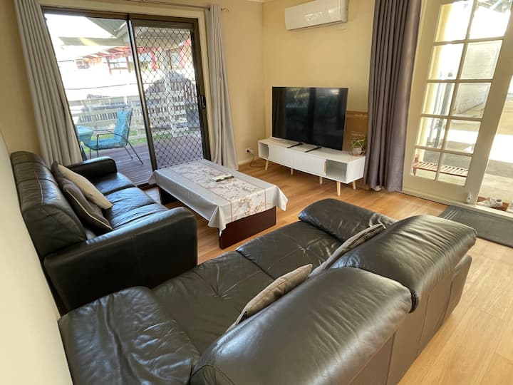 Deluxe Spacious 3br Villa Great Location | Parking - Canberra