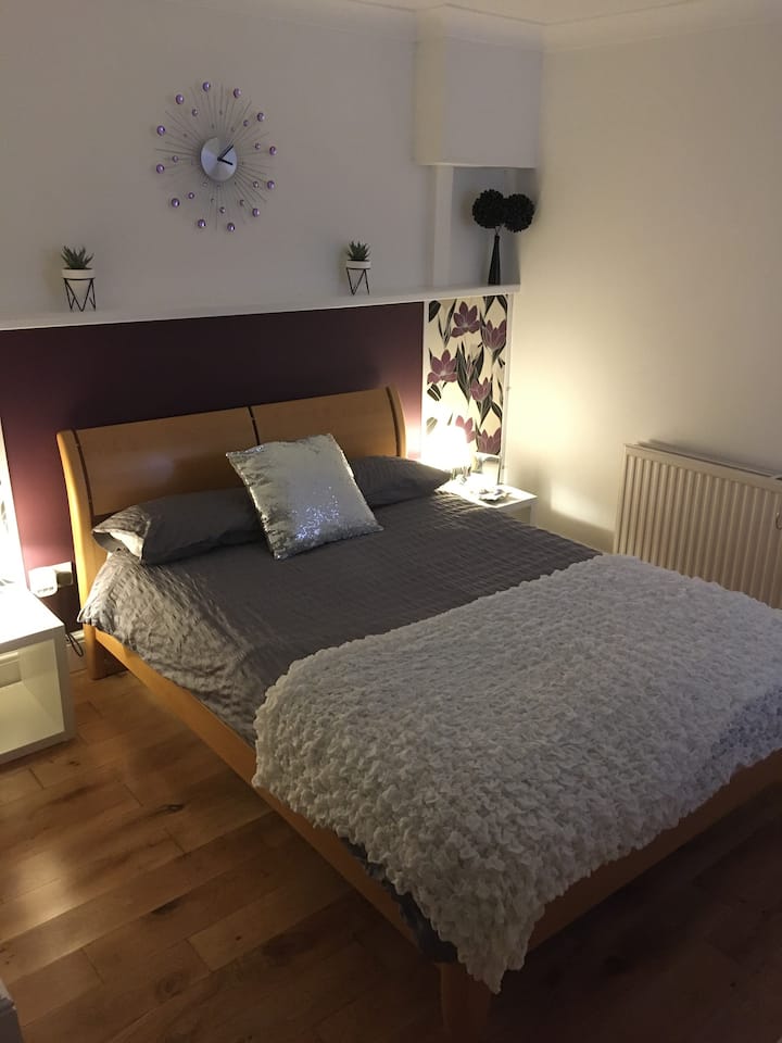 Double Bedroom With En-suite. - Exeter