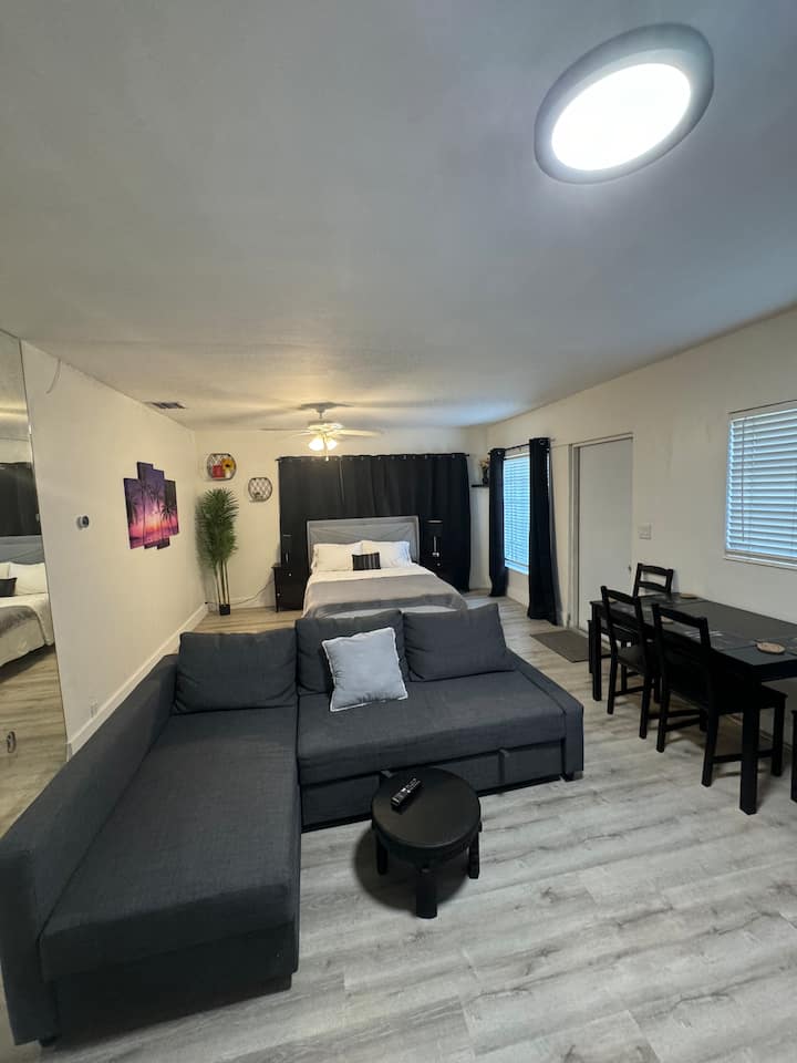 Huge Private Room/bathroom W Private Entrance! - Pinecrest, FL