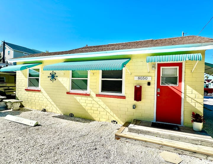 Yellow Beach House On Sunset Beach, Pet Friendly - Treasure Island, FL