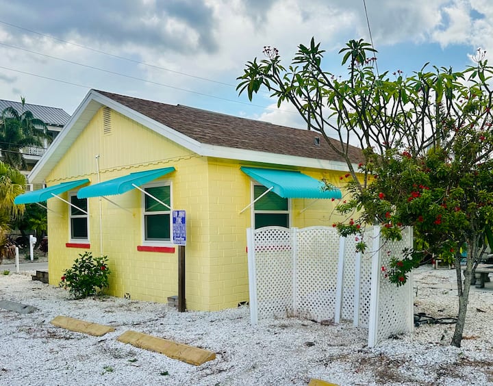 Yellow Cottage On Sunset Beach, Treasure Island - Treasure Island, FL
