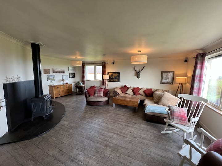 Spacious House Surrounded By Farmland & Loch Views - Kirkwall