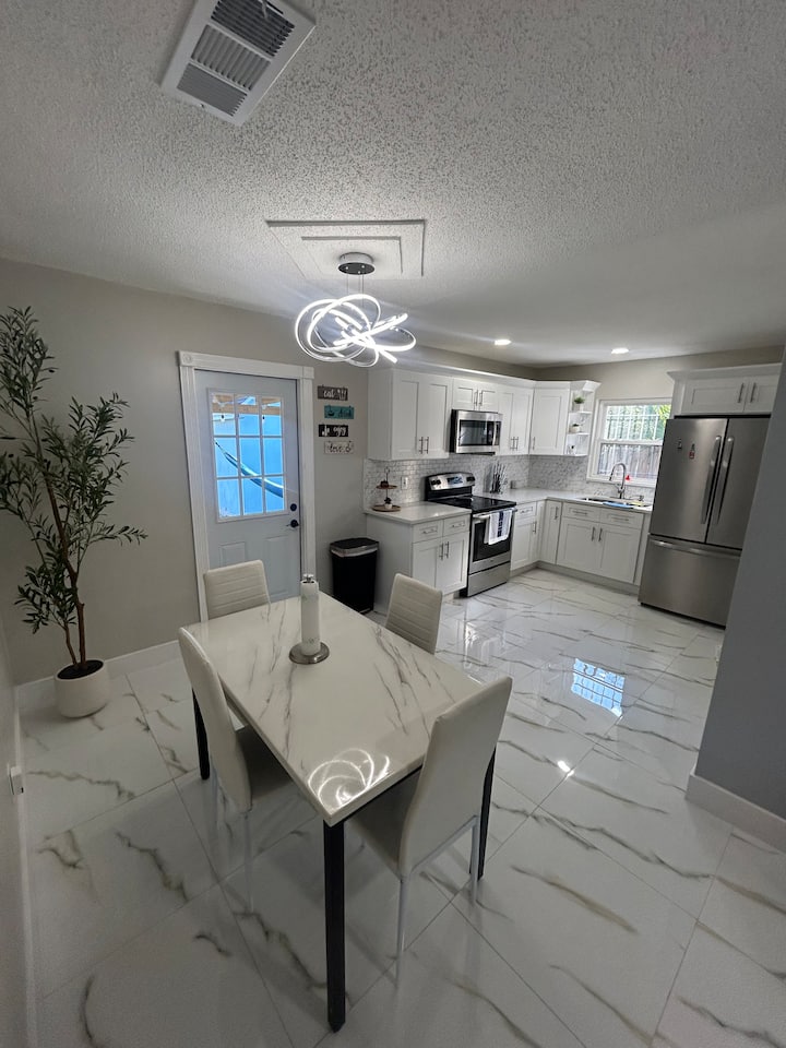 Have Fun At The Blue House Of Tampa Fl - Tampa, FL