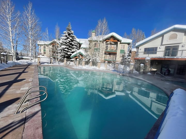 Top Floor Ski-in-out, Hot Tub, Pool - Mtn Views! - Steamboat Springs