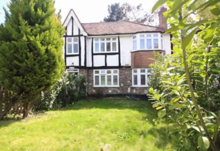 Spacious Flat In Central Beckenham Next To High St - Croydon, UK