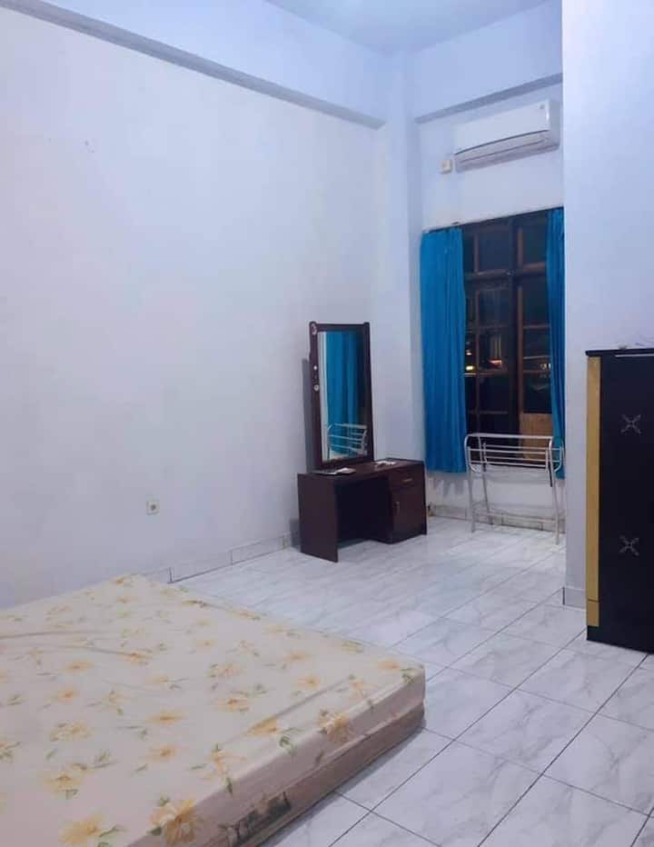 Yellow Hostel, Dekat Mantos - Manado