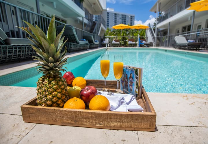 Chic Studio Stay | Kitchenette, Pool, 2 Queens - Miami Beach, FL
