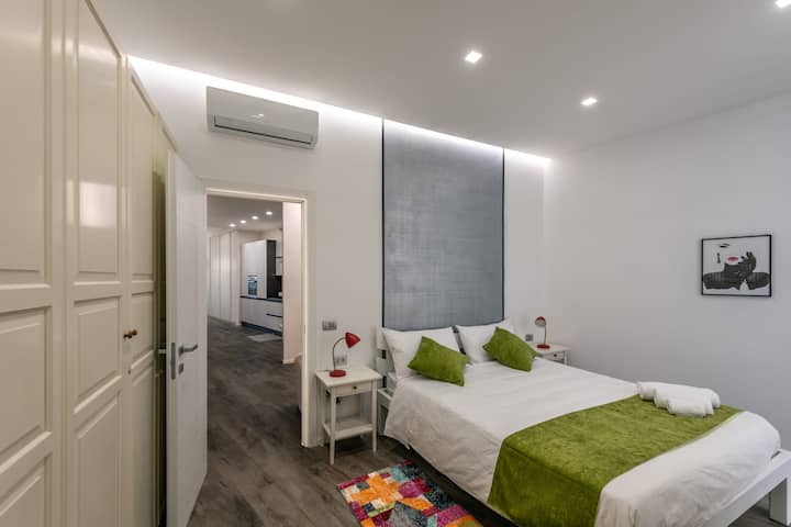 Centro Storico Di Napoli - All'ombra Del Campanile - Nápoles