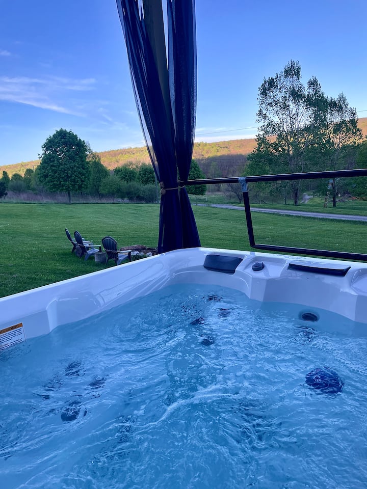 Mountain Getaway! | Hot Tub | King Bed | Vet Owned - West Virginia