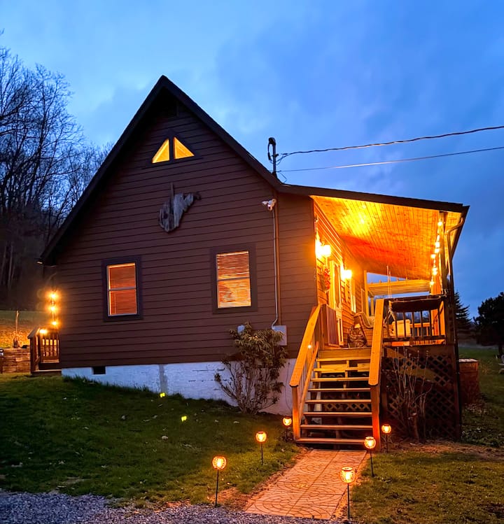 Mountain Getaway! | Hot Tub | King Bed | Vet Owned - West Virginia