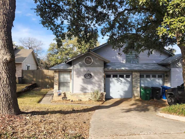 Warm & Cozy Home Near Theme Parks & Lackland Afb - San Antonio, TX