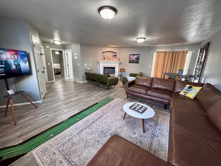 Bee’s Knees Lounge #9: Spacious • Golf • Yard - Sioux Falls, SD