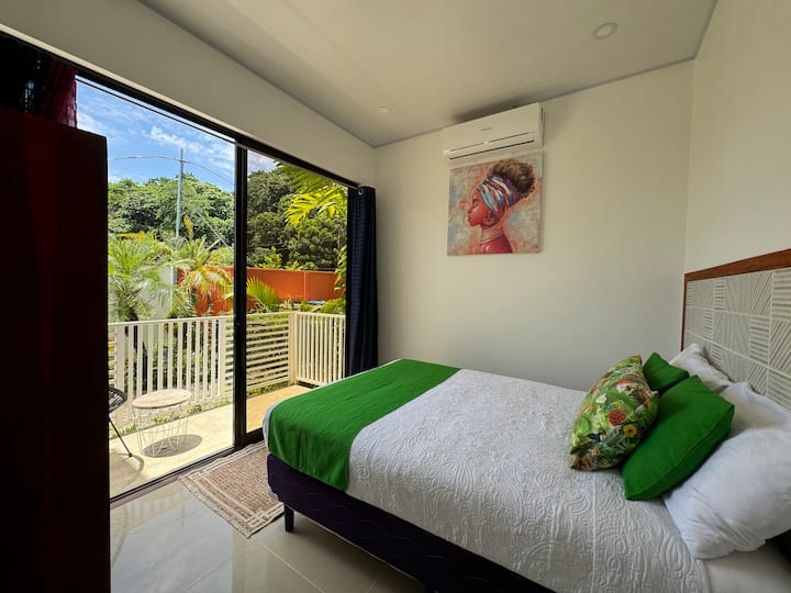 Sloth House - Centric 2br Apt W/pool & Ac - Puerto Viejo de Talamanca