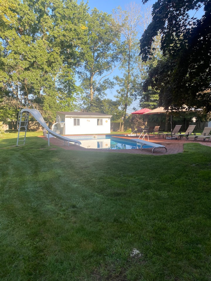 Large Colonial Home On An Acre. - Woodbury
