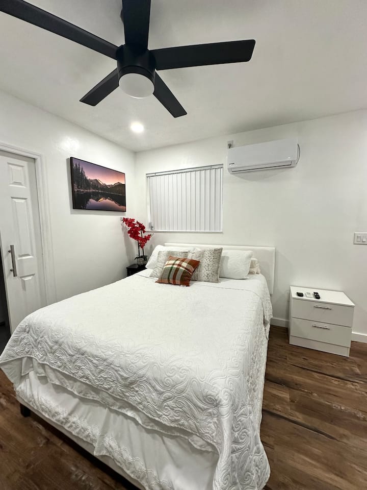 Private Guest Room With Comfort - Tamarac, FL