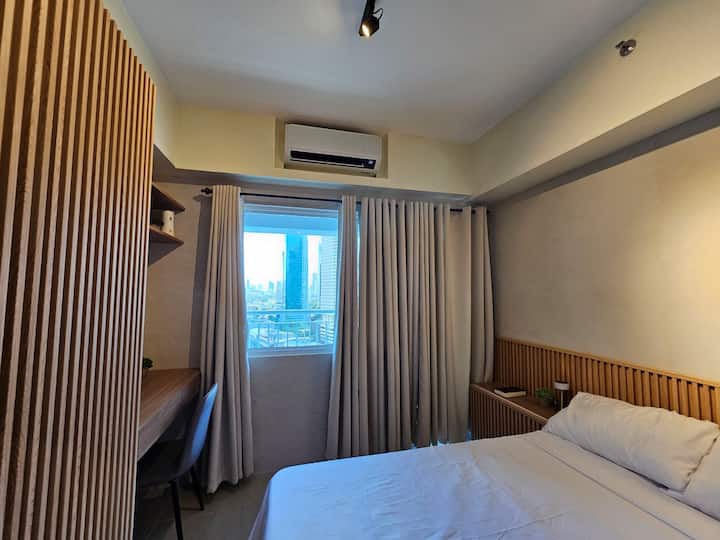 Remnant's Haven B •1br W/ Balcony • Netflix • Wifi - マカティ
