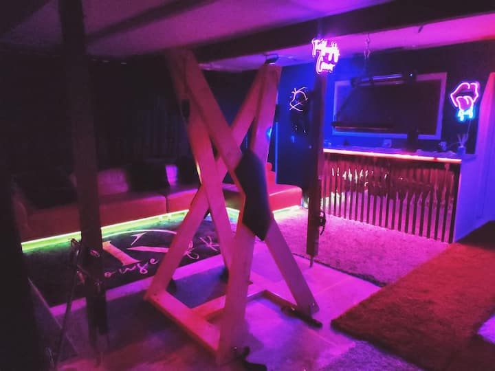 Airbdsm Large House With Hidden Kink Dungeon! - Porirua