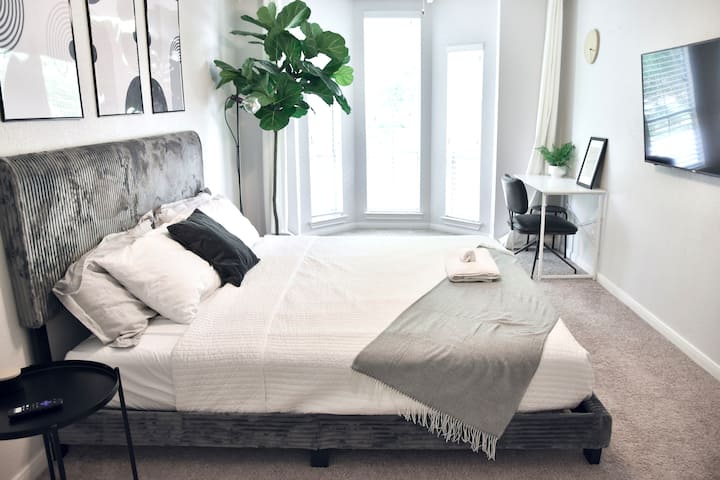 Rm1~ Spacious King Bedroom, Mini Fridge, 50” Tv - Houston, TX