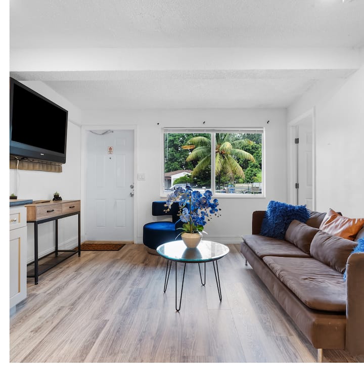 Comfortable House With 2 Bedrooms/3 Bed/1 Bathroom - Miami Lakes, FL