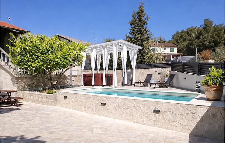 Amazing Home In Zdrelac - Sukošan