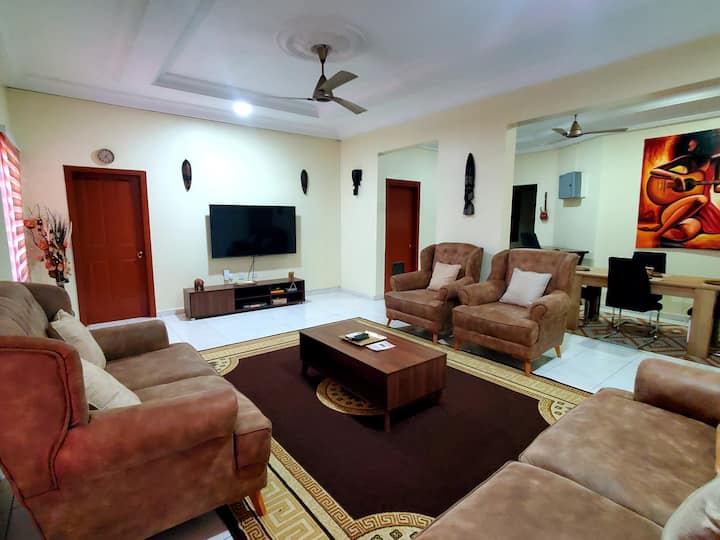 Artful Canva -3bdr Apt|king|gen|wi-fi|ac|office. - Ghana