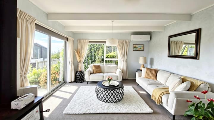 Spacious Coastal Escape
Close To Beach/ocean Views - Auckland