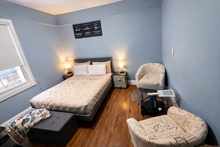 "Relaxing Room W/ Fast Transit To Manhattan & Lga" - New York