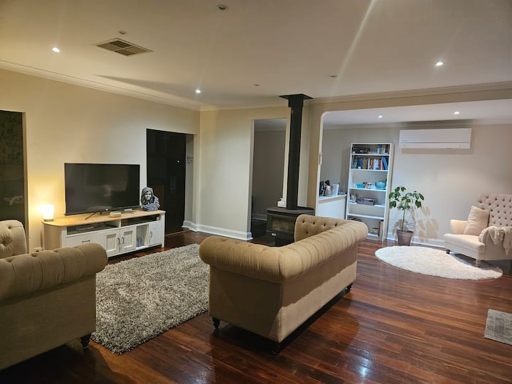 A Cosy Hosted Home
15km To Airport
Gated Parking - Armadale