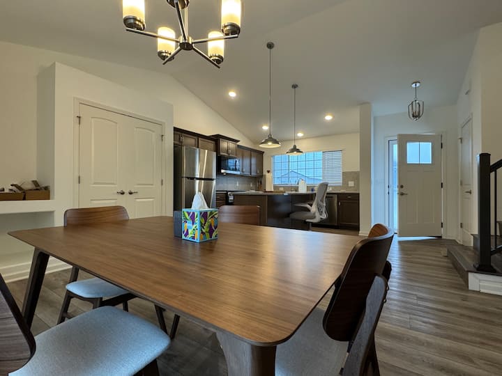 3b3b Family Friendly Home Near Omaha + Laundry - Bellevue, NE