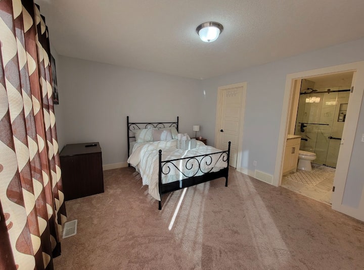 Private Bedroom With Luxury Bath - Calgary