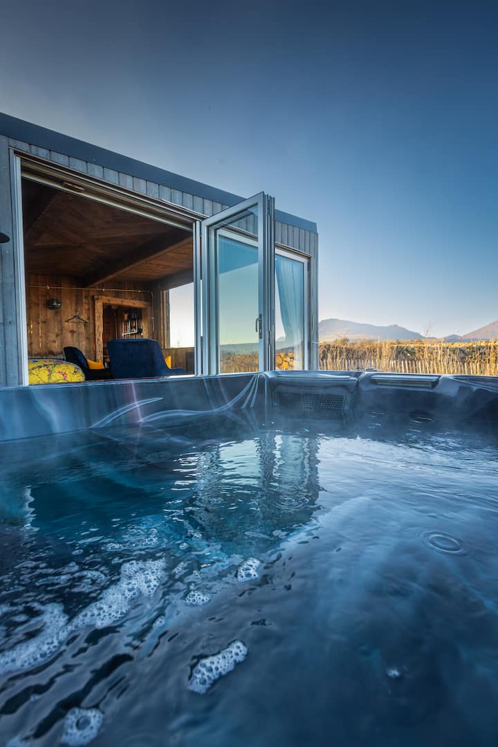 Romantic Retreat Hot Tub & Stunning Mountain Views - Annalong