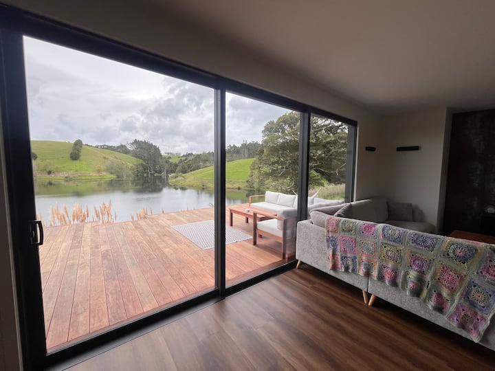 Peaceful Country Getaway - Lake Views & Farm Charm - Whangārei