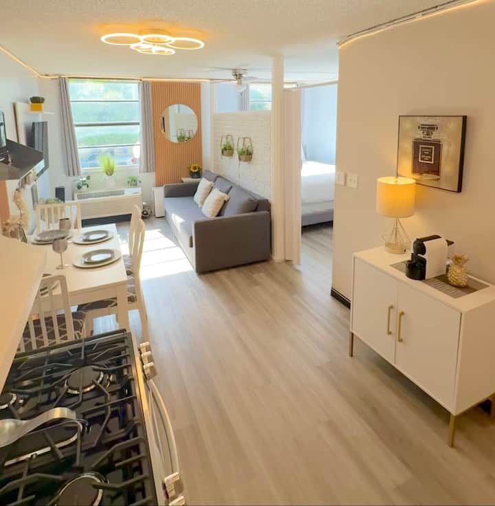 Elegant Renovated 1bdr In The Heart Of South Beach - Miami Beach, FL