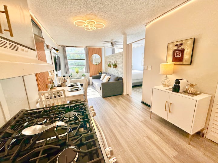Elegant Renovated 1bdr In The Heart Of South Beach - Miami Beach, FL