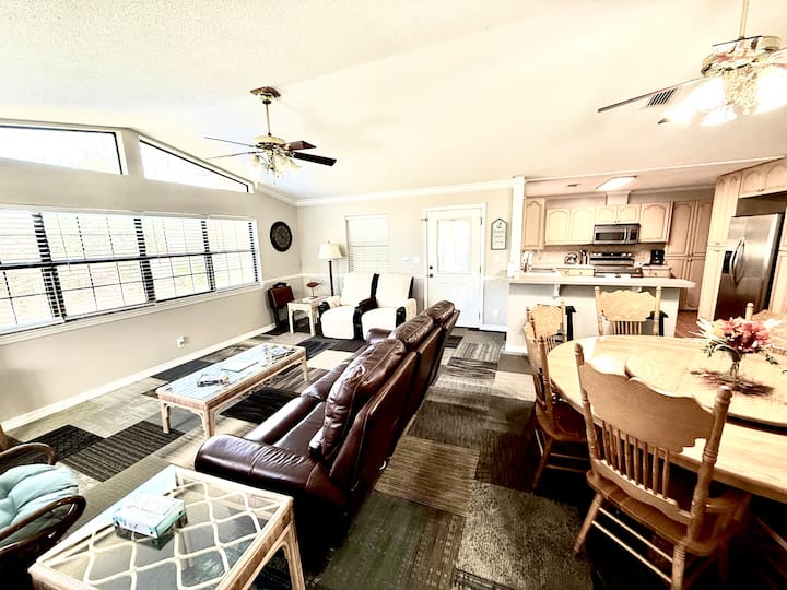 Spacious & Comfortable Home For Family And Friends - Brent, FL