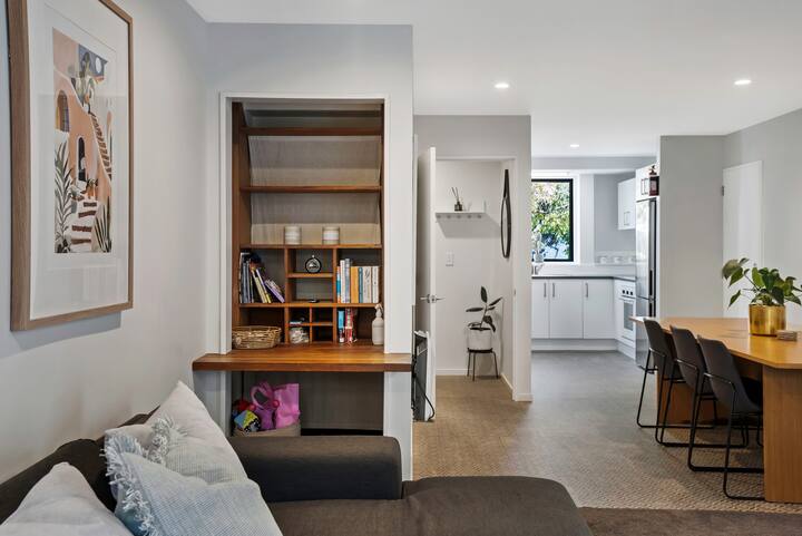 Modern Cbd Retreat With Parking And Courtyard - Christchurch