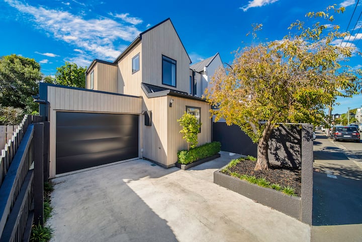 Modern Cbd Retreat With Parking And Courtyard - Christchurch