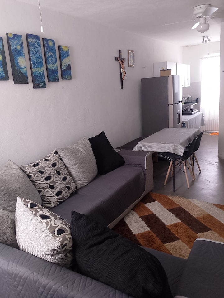 Casa Con Cochera Y Servicios 24/7 - León