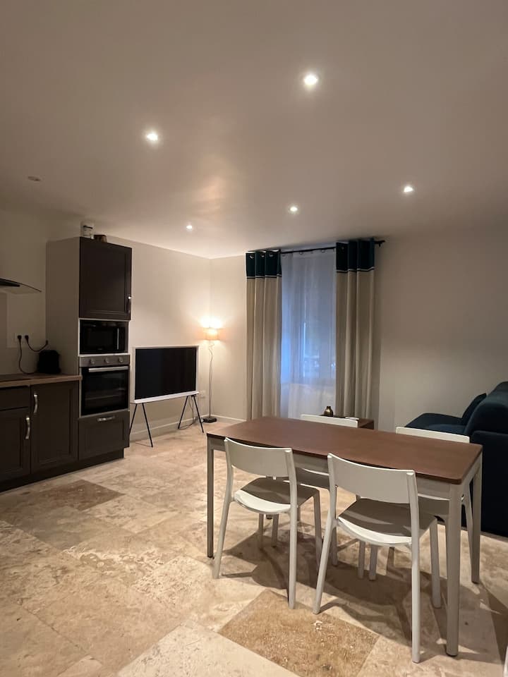 2 Bedroom Flat In Town Center - Orange