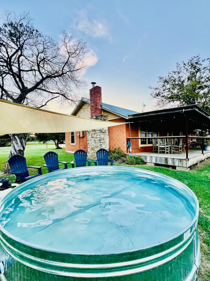 Habari 5br Ranch House Near Fossil Rim Cowboy Pool - Fossil Rim Wildlife Center