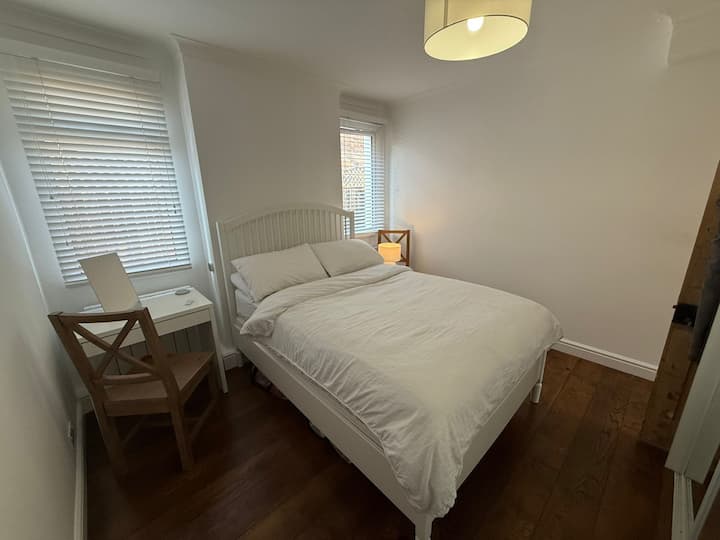 Spacious Room In Cosy Home Near Town Centre - Hampshire