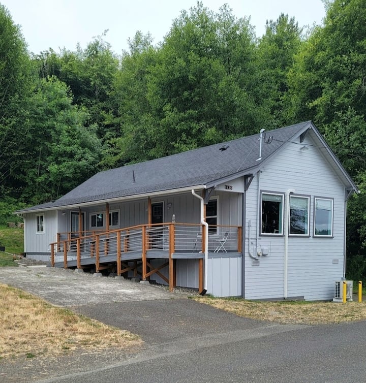 Peaceful Cottage, Salt Water Views, Close To Park - Shelton, WA