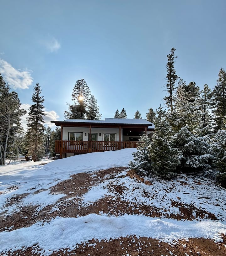 Fire Pit & Outdoor Projector Cabin Retreat - Duck Creek Village, UT