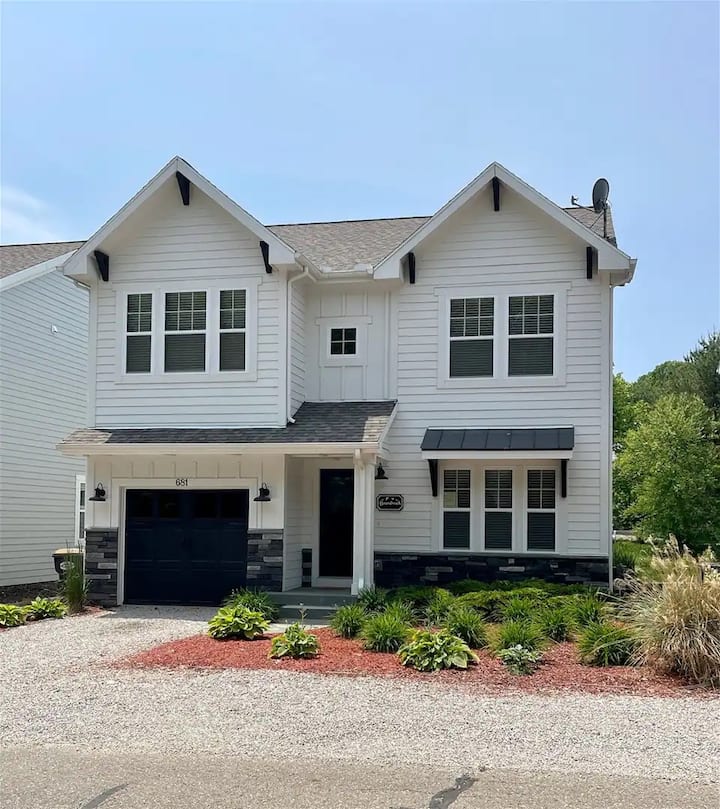 Luxury Cottage, Near Beach & Town, Pool & Hot Tub - South Haven, MI