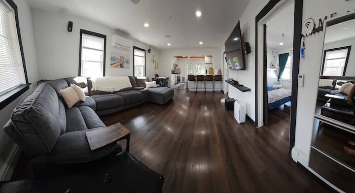 Lux Family Retreat Near Park | King Beds | Parking - Westbury, NY