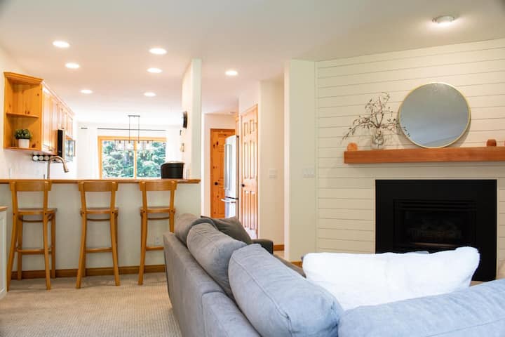 Ski-in / Ski-out Townhome - Sun Peaks