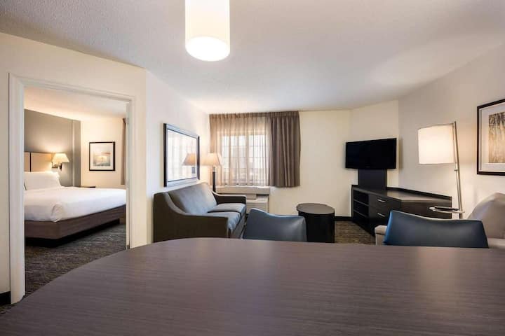 Four Pet-friendly 1br Suites, Free Airport Shuttle - Chicago, IL