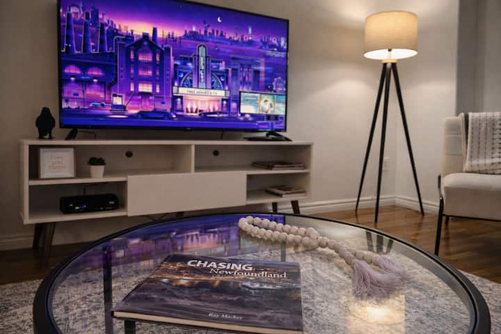 Downtown Escape W/ Hot Tub – Walk Everywhere - 聖約翰